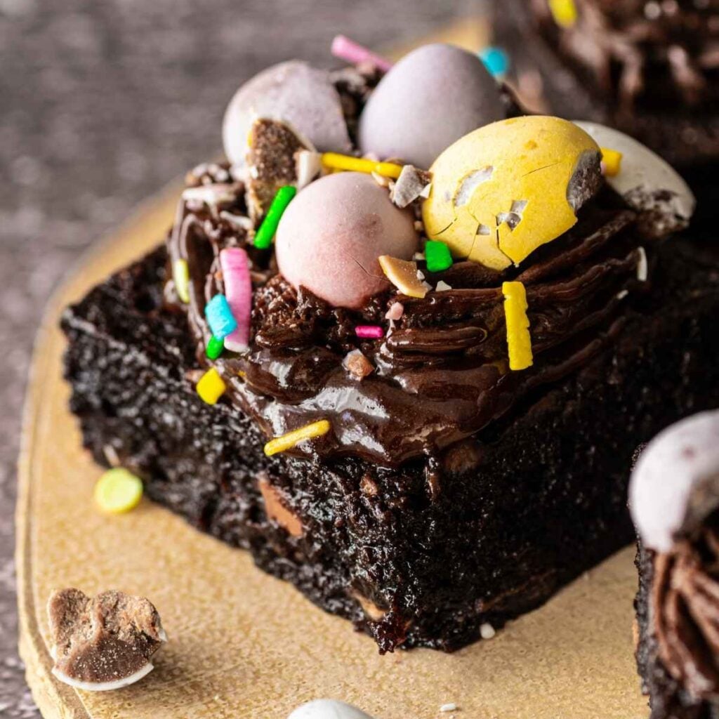 Mini Chocolate Egg Brownie with Chocolate Ganache - SugarYums
