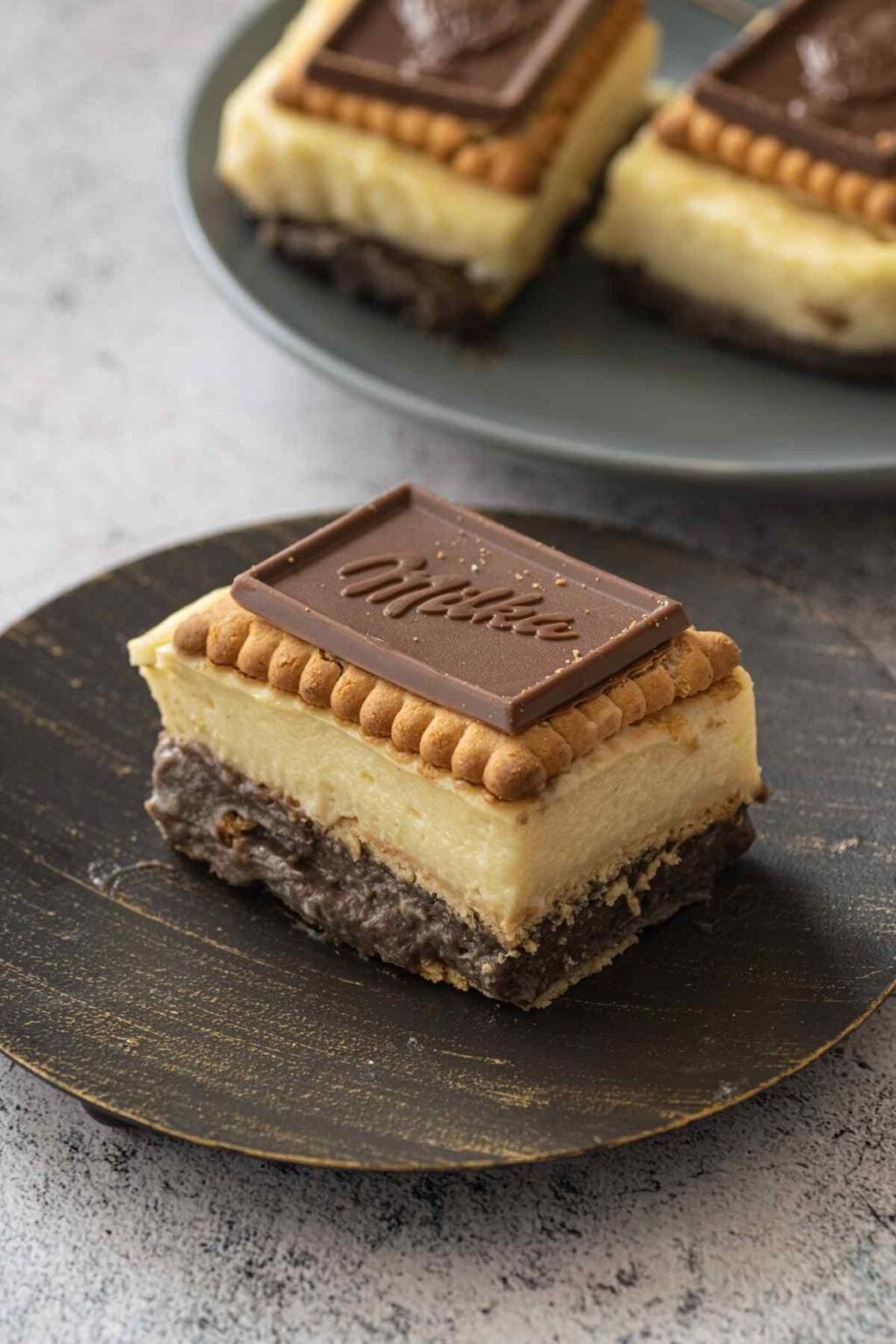 No Bake Biscuit Cake (Biscuit Tray Bake) - SugarYums