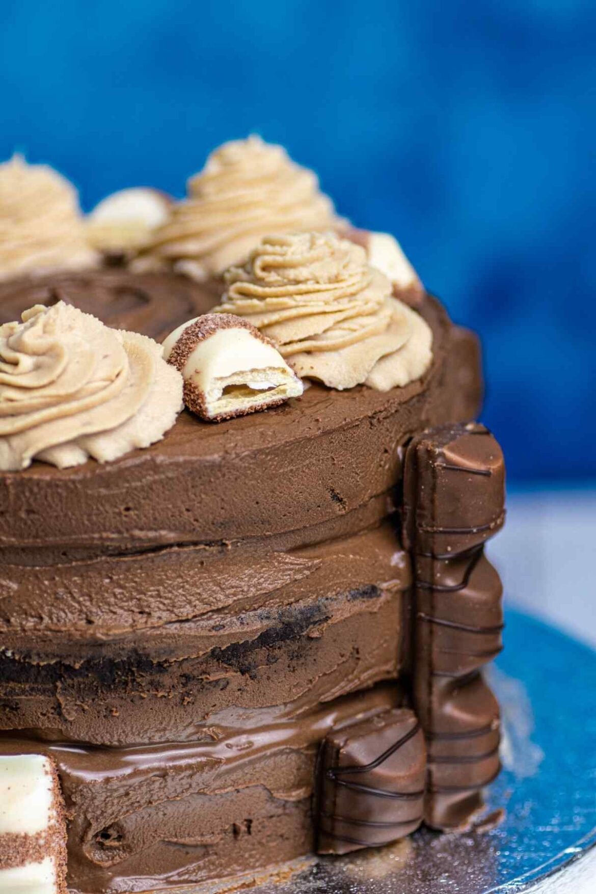 Kinder Bueno Cake with White Chocolate & Hazelnut - SugarYums