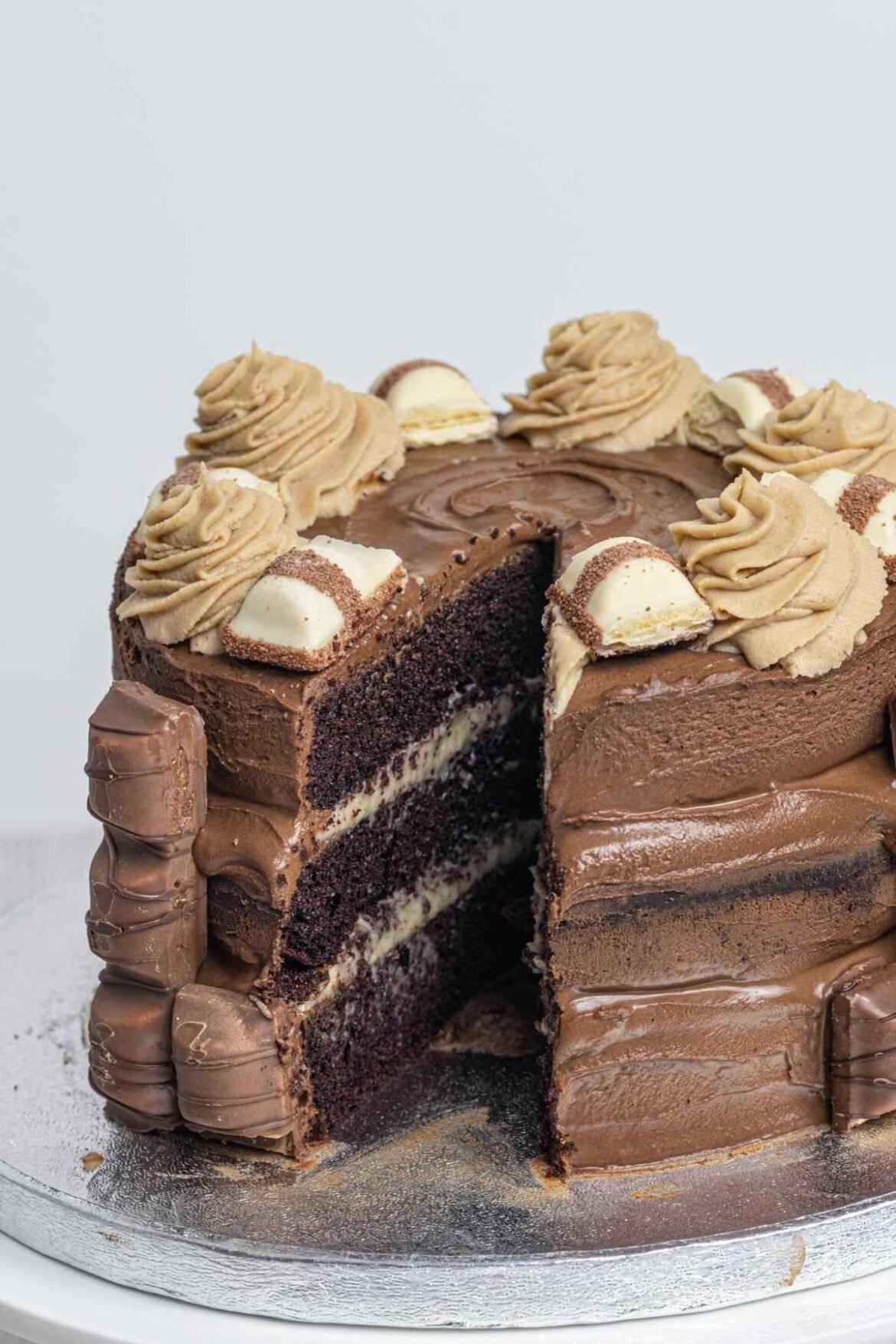 Kinder Bueno Cake with White Chocolate & Hazelnut - SugarYums