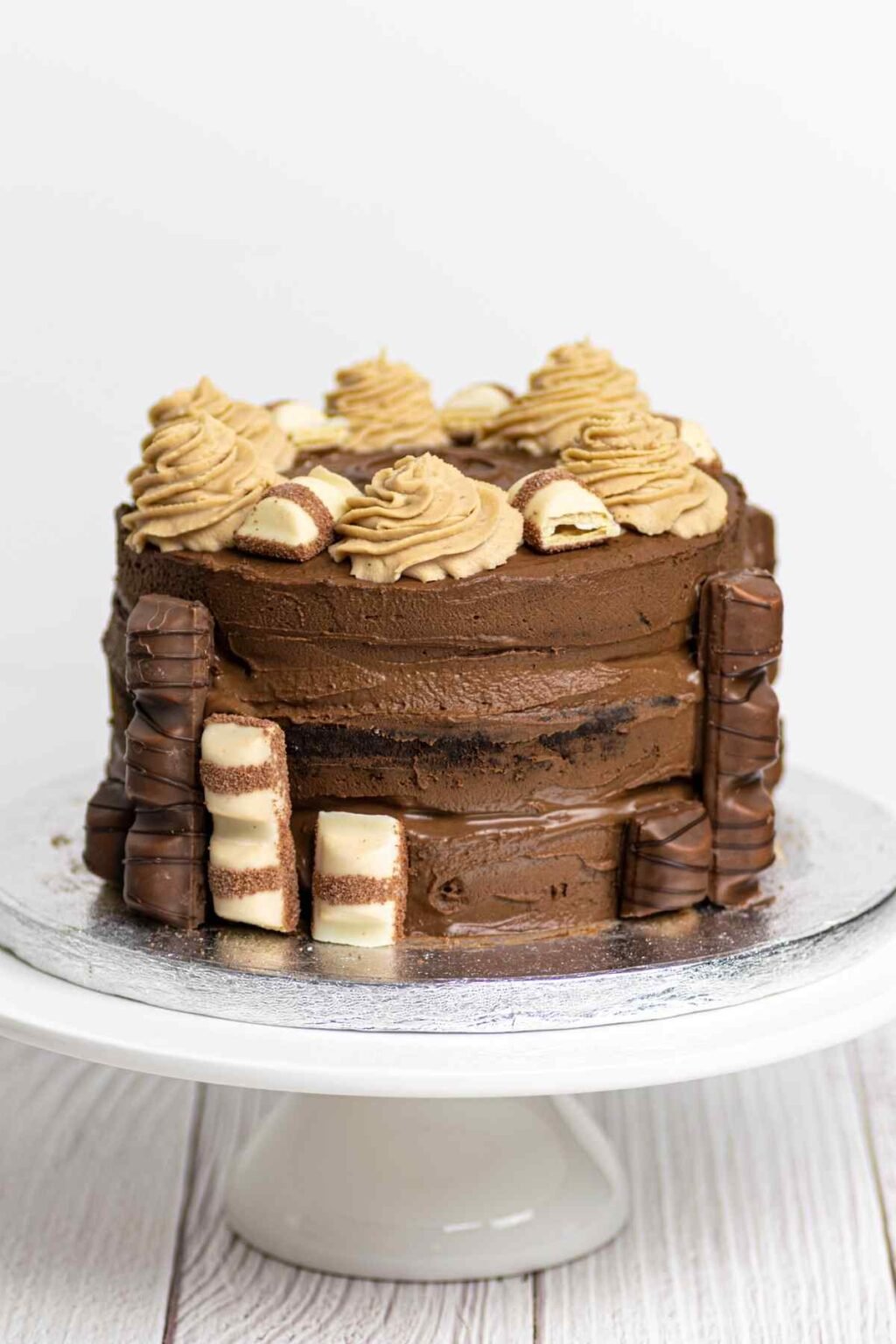 Kinder Bueno Cake with White Chocolate & Hazelnut - SugarYums