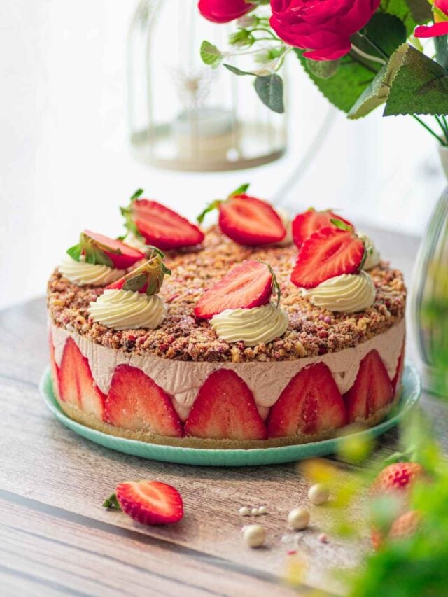 Strawberry Crunch Cheesecake (Easy No Bake Recipe) Strawberry Crunch Cheesecake (Easy No Bake Recipe)