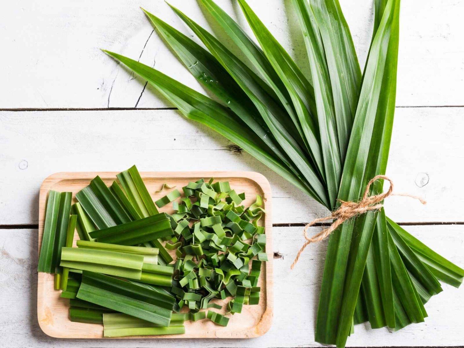 How to make Pandan Extract from scratch - SugarYums