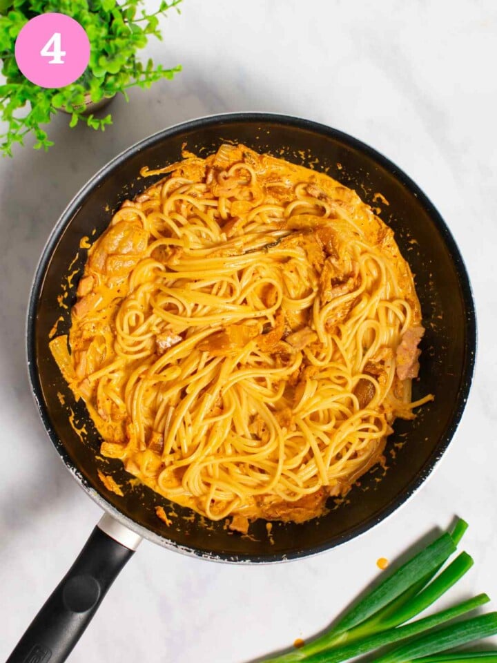 15 Minute Creamy Kimchi Pasta with Bacon (김치파스타) - SugarYums