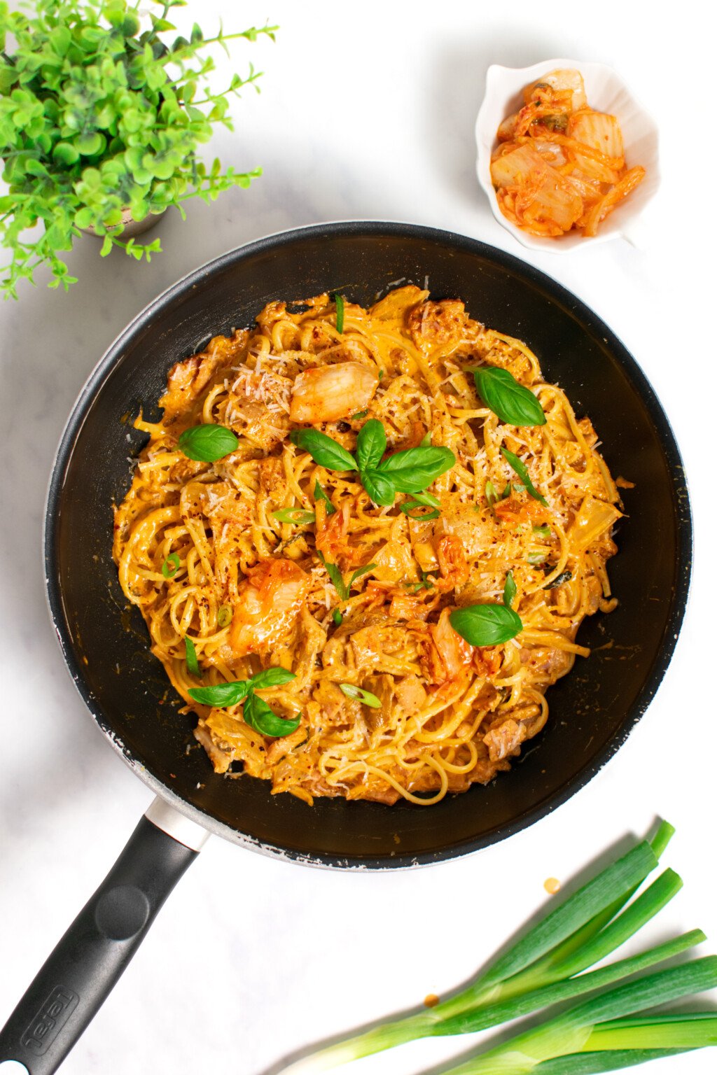 15 Minute Creamy Kimchi Pasta with Bacon (김치파스타) - SugarYums